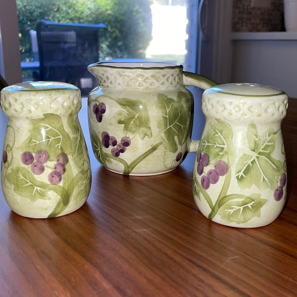 JAY IMPORT | Accents | Grape Vine Jay Import Creamer And Salt And ...